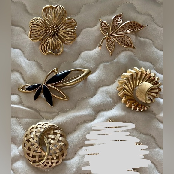 Trifari | Jewelry | Rare Vintage Lot 5 Gold Tone Trifari Brooches Pins ...